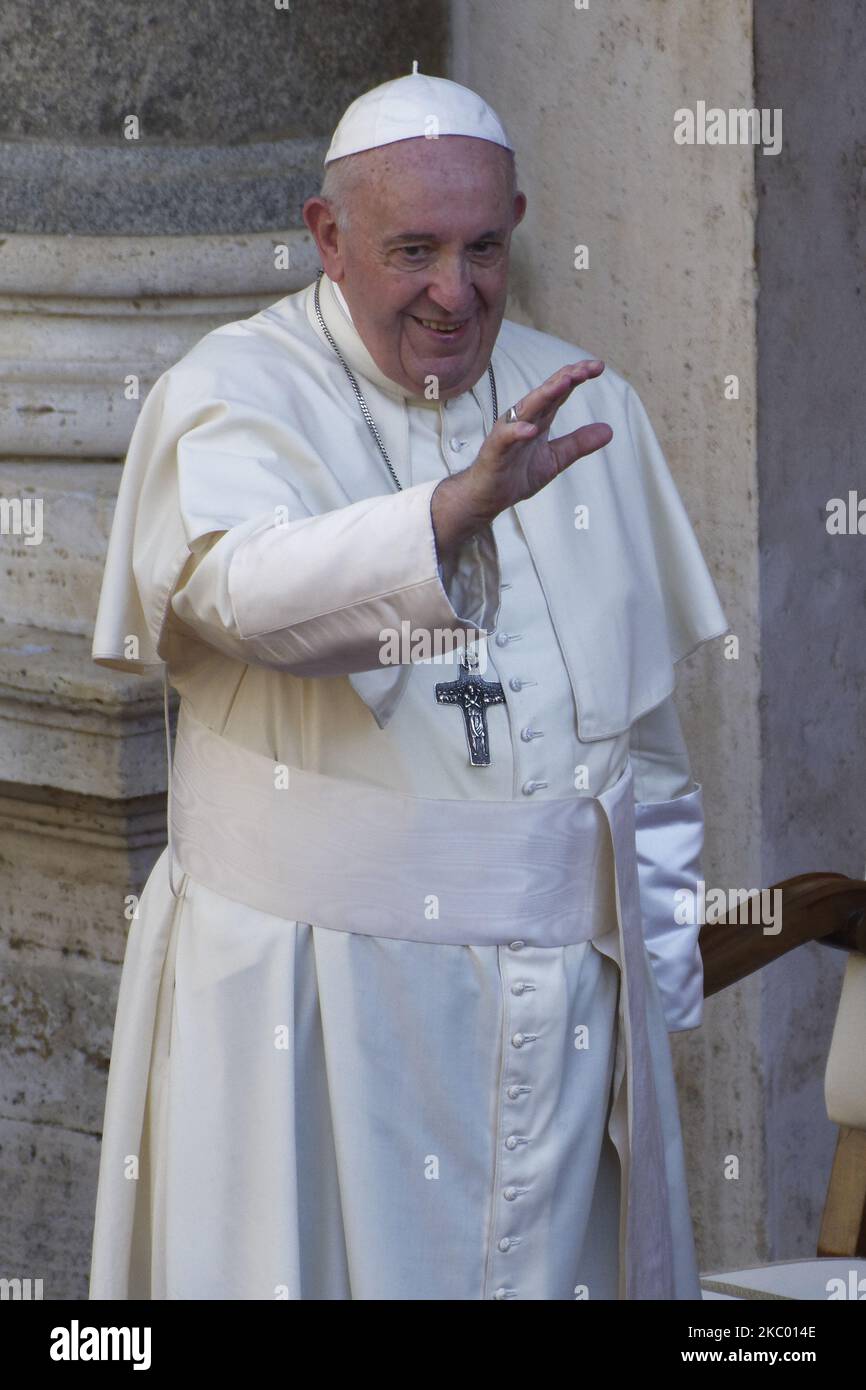 Pope Francis greets faithful wearing face masks to prevent the spread ...