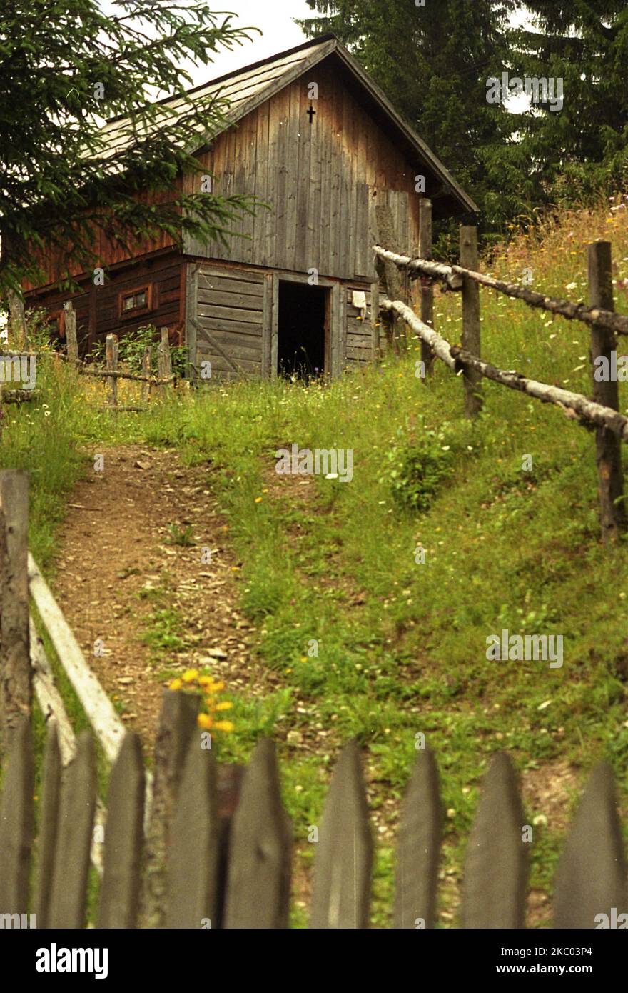 Wooden shed with wooden shingles hi-res stock photography and images ...