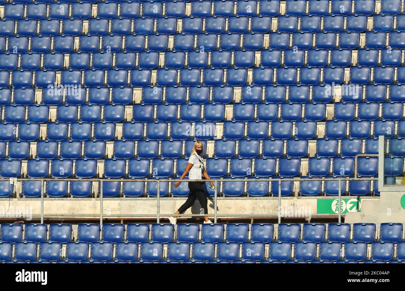 Yaroslava Mahuchikh's coach Tetyana Stepanova wearing face mask during ...