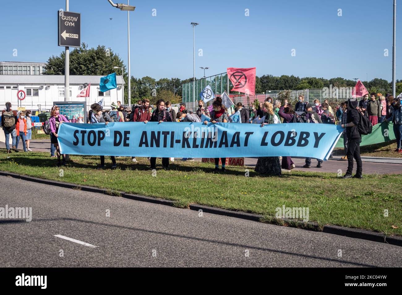 Protesters starting to block a major road in Amsterdam Zuid ...