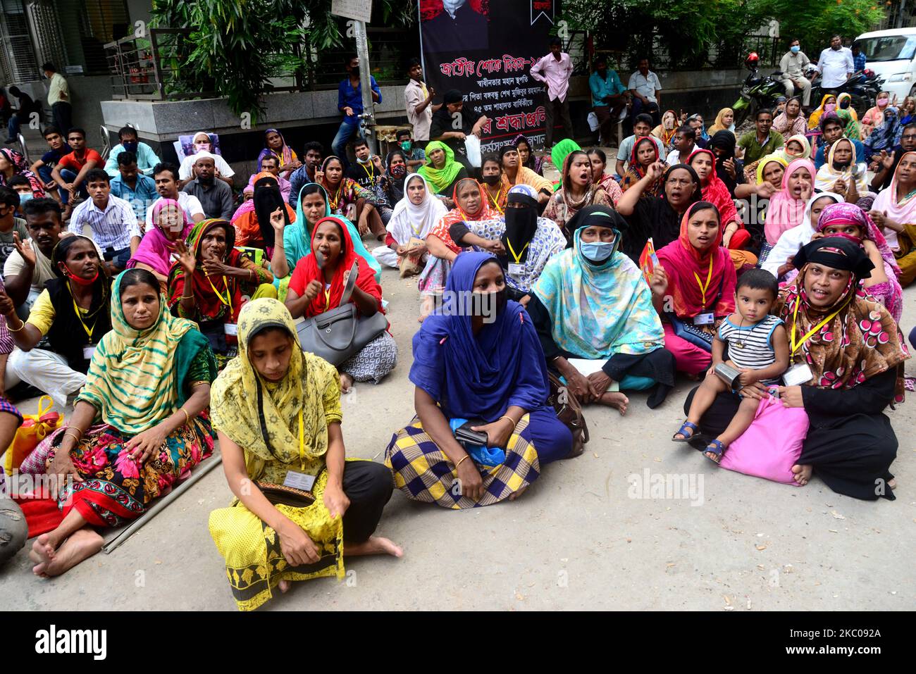 Garments workers of dragon group stage hi-res stock photography and ...