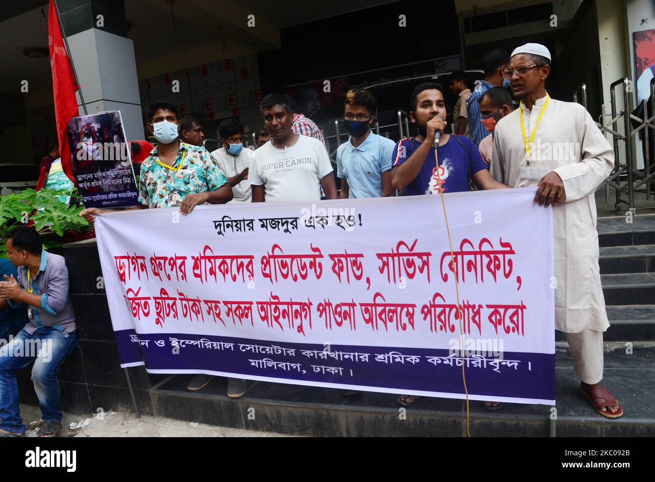 Garments workers of dragon group stage hi-res stock photography and ...