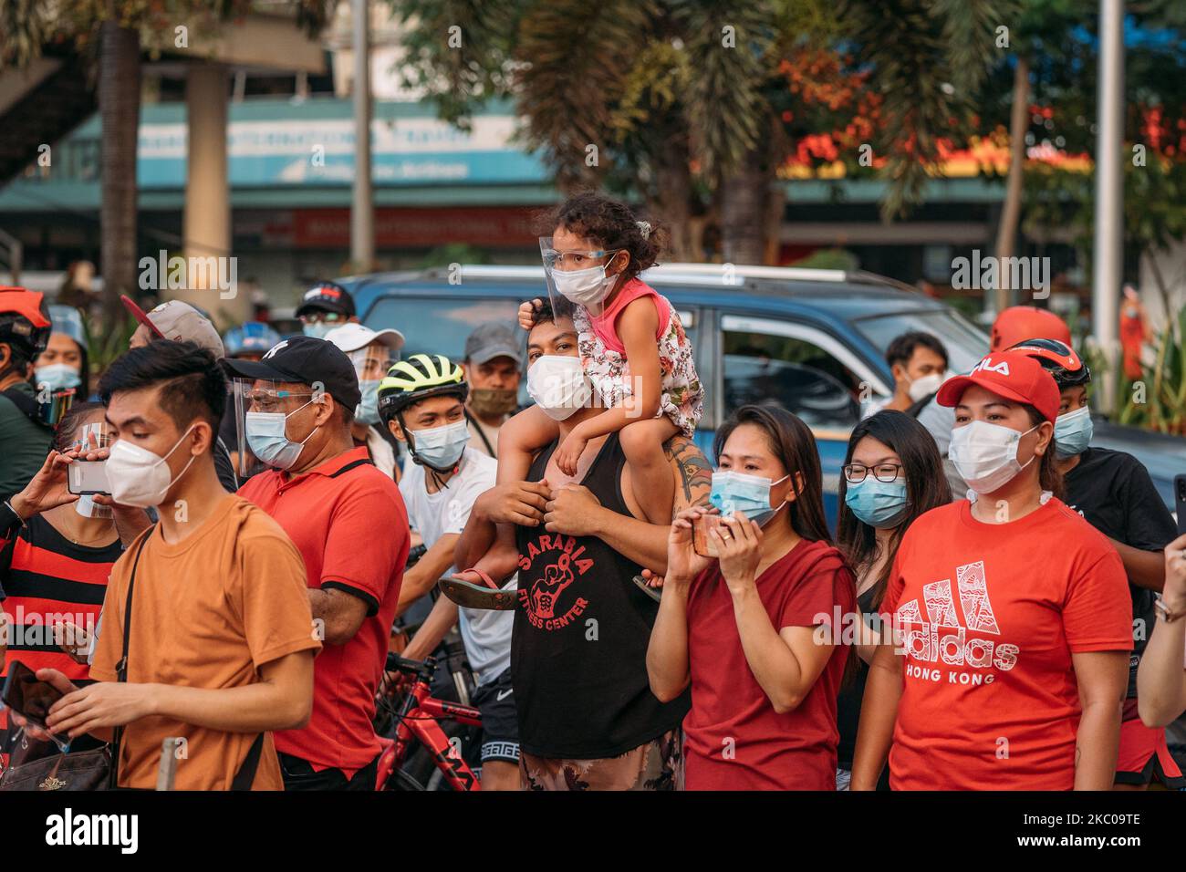 Filipinos crowds Manila Bayâ€™s artificial â€˜white sand beachâ€™ along ...