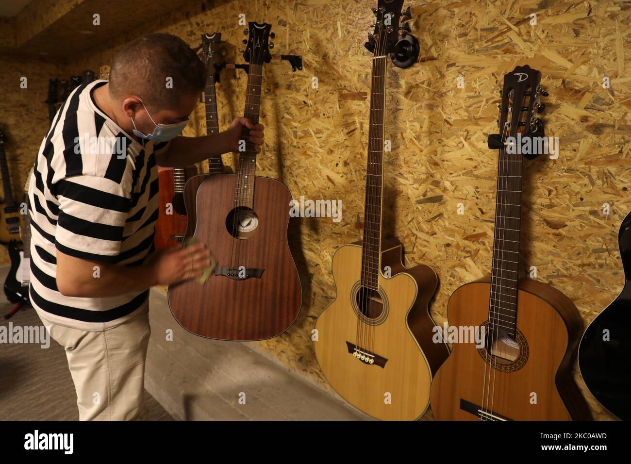 Plucked string instruments hi-res stock photography and images - Alamy