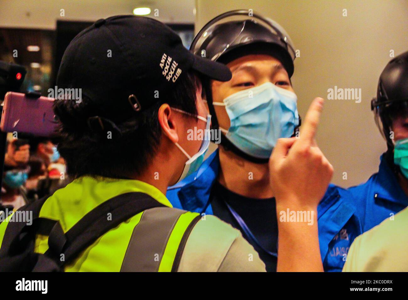 Local Hong Kong journalist argues with Hong Kong police liaison officer ...