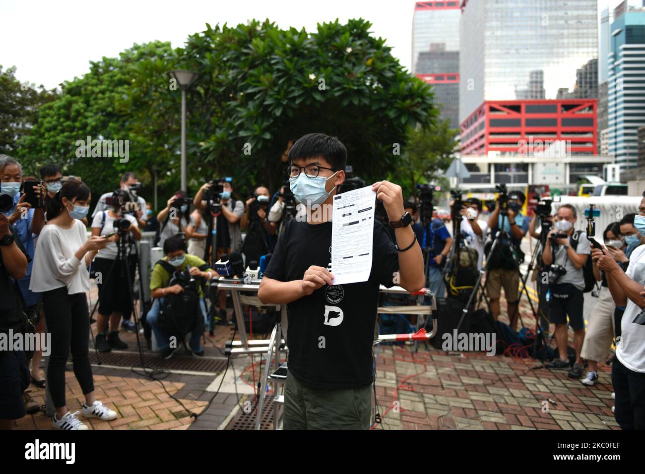 Holdsup hi-res stock photography and images - Alamy