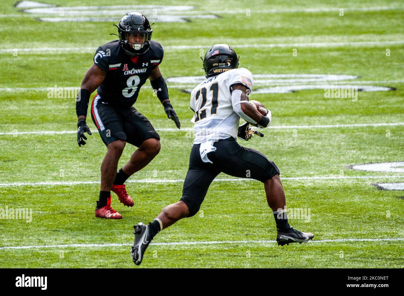 Army running back Tyrell Robinson (21) runs the ball upfield during an ...