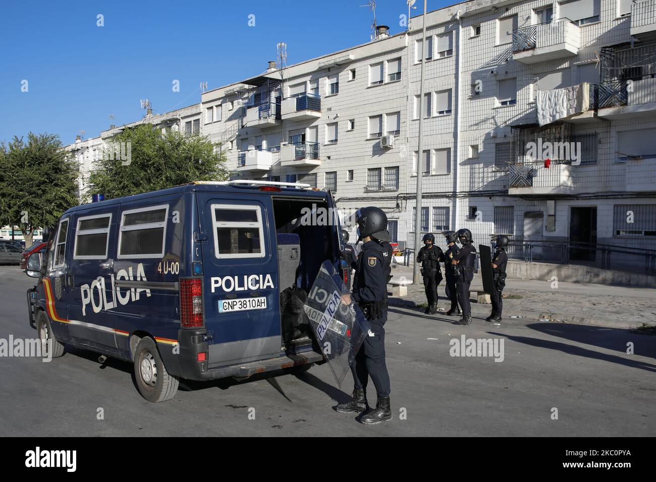 Police van shield hi-res stock photography and images - Alamy