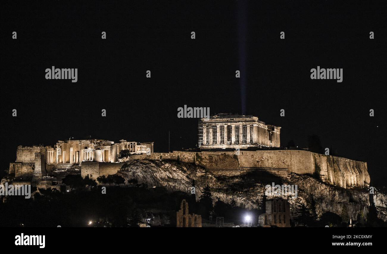 A new lighting system illuminates the ancient Acropolis hill in Athens ...