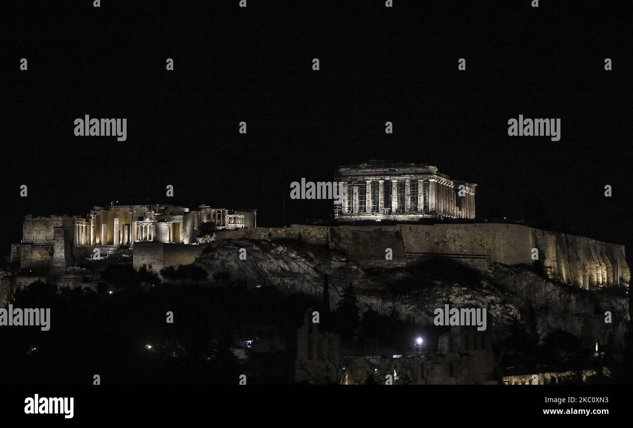 A new lighting system illuminates the ancient Acropolis hill in Athens ...