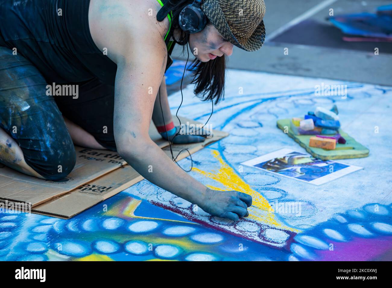 Chalk artists hi-res stock photography and images - Alamy