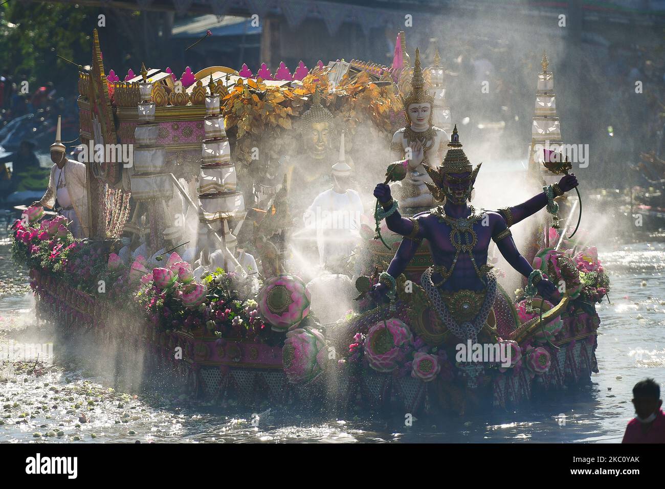 People attend Rub-Bua annual tradition and throwing lotus flowers into ...