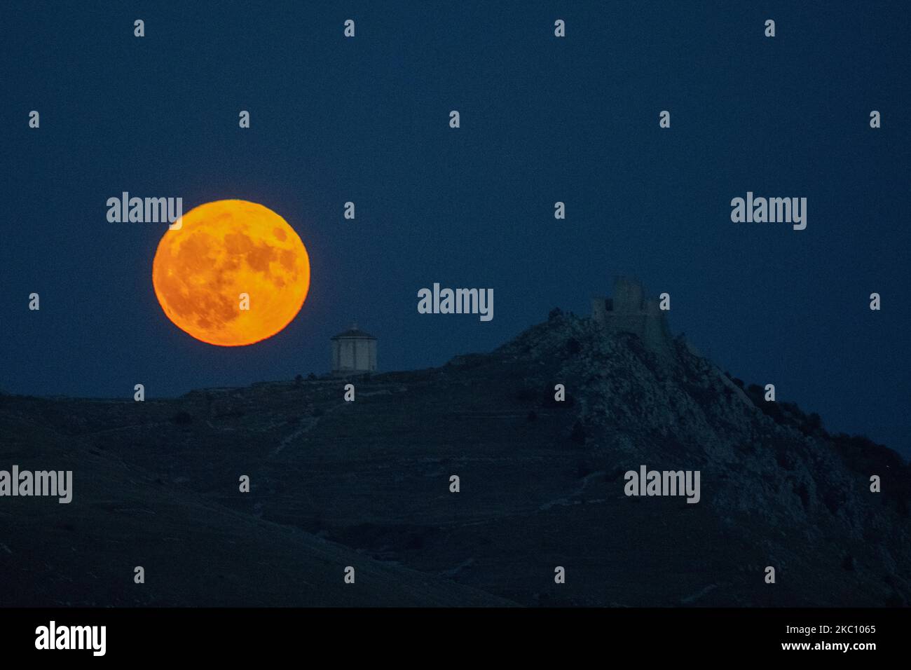 Harvest moon shining behind Rocca Calascio Castle, Abruzzo, Italy on ...