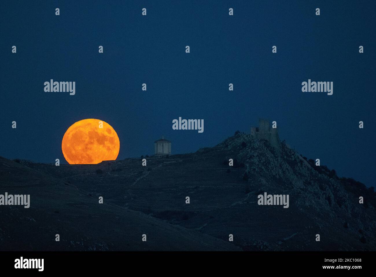Harvest moon shining behind Rocca Calascio Castle, Abruzzo, Italy on ...