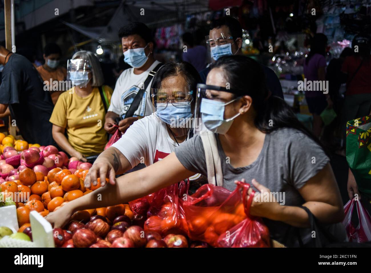 People wearing masks shop hi-res stock photography and images - Alamy
