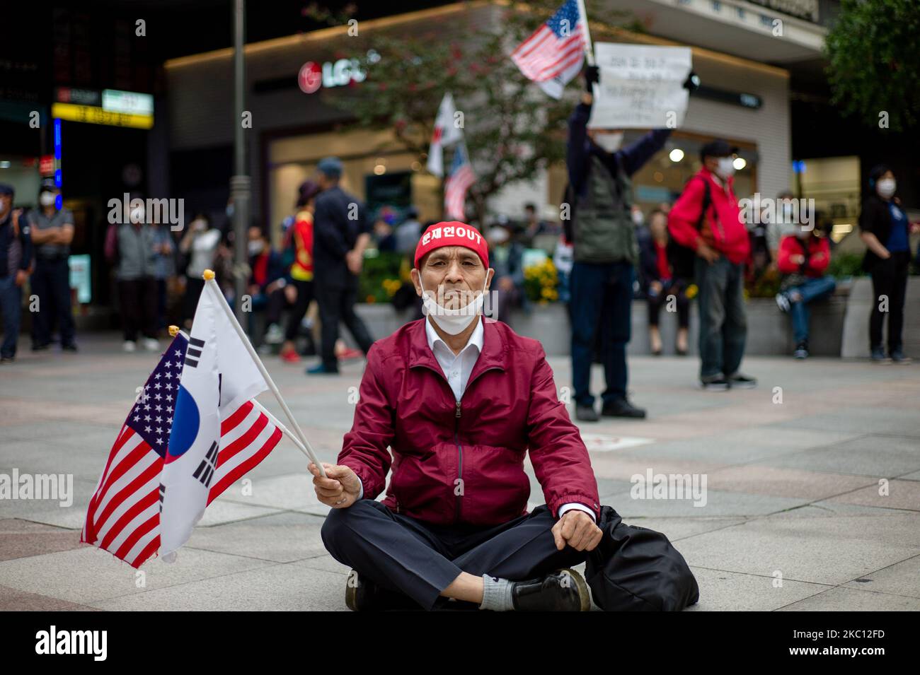 Conservatives people walk away as policemen stand guard in Gwanghwamun ...