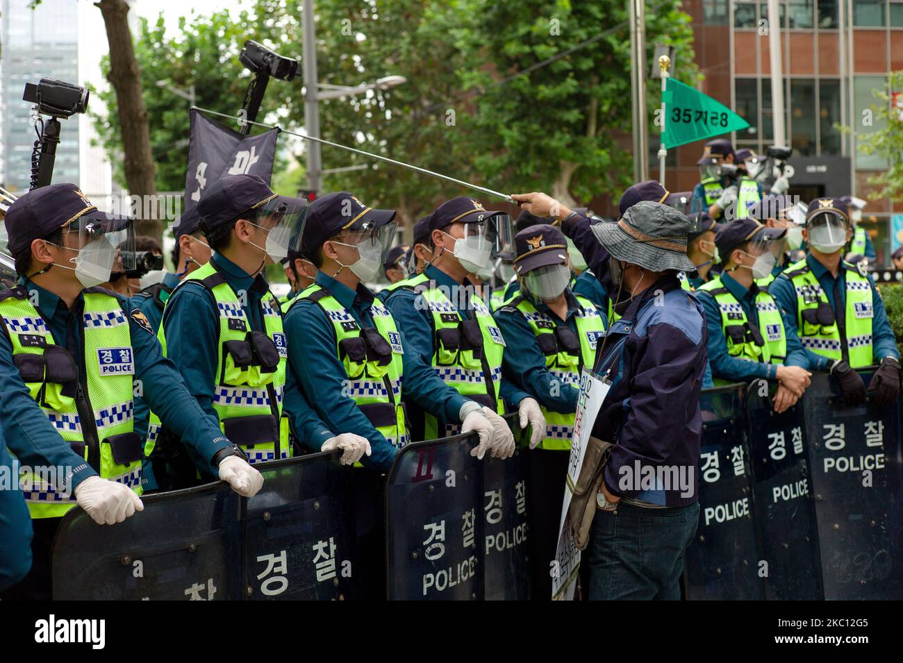 Conservatives protesters in confronting with the police during the ...