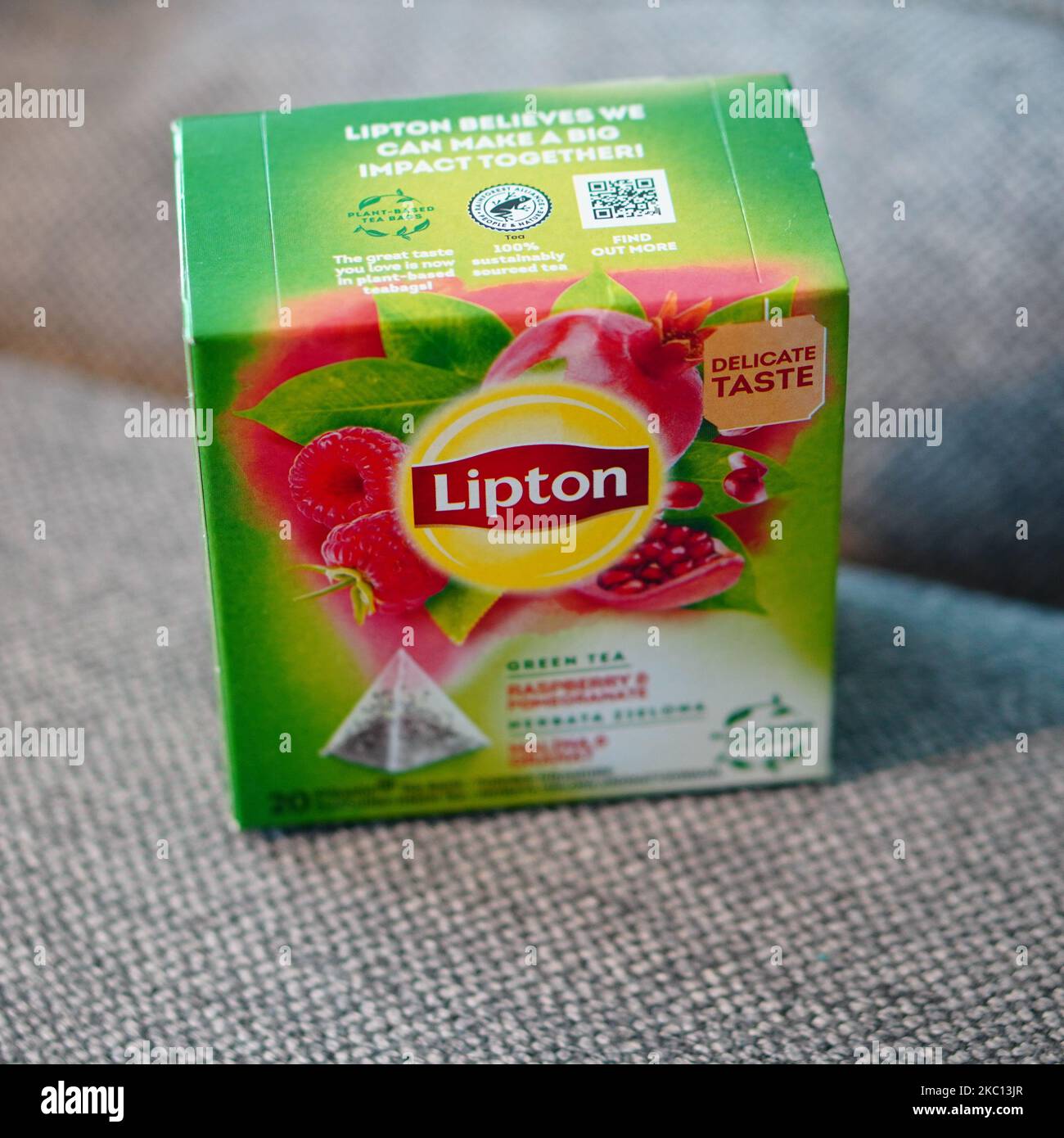 Lipton brand fruit tea in pyramid bags inside a box Stock Photo - Alamy