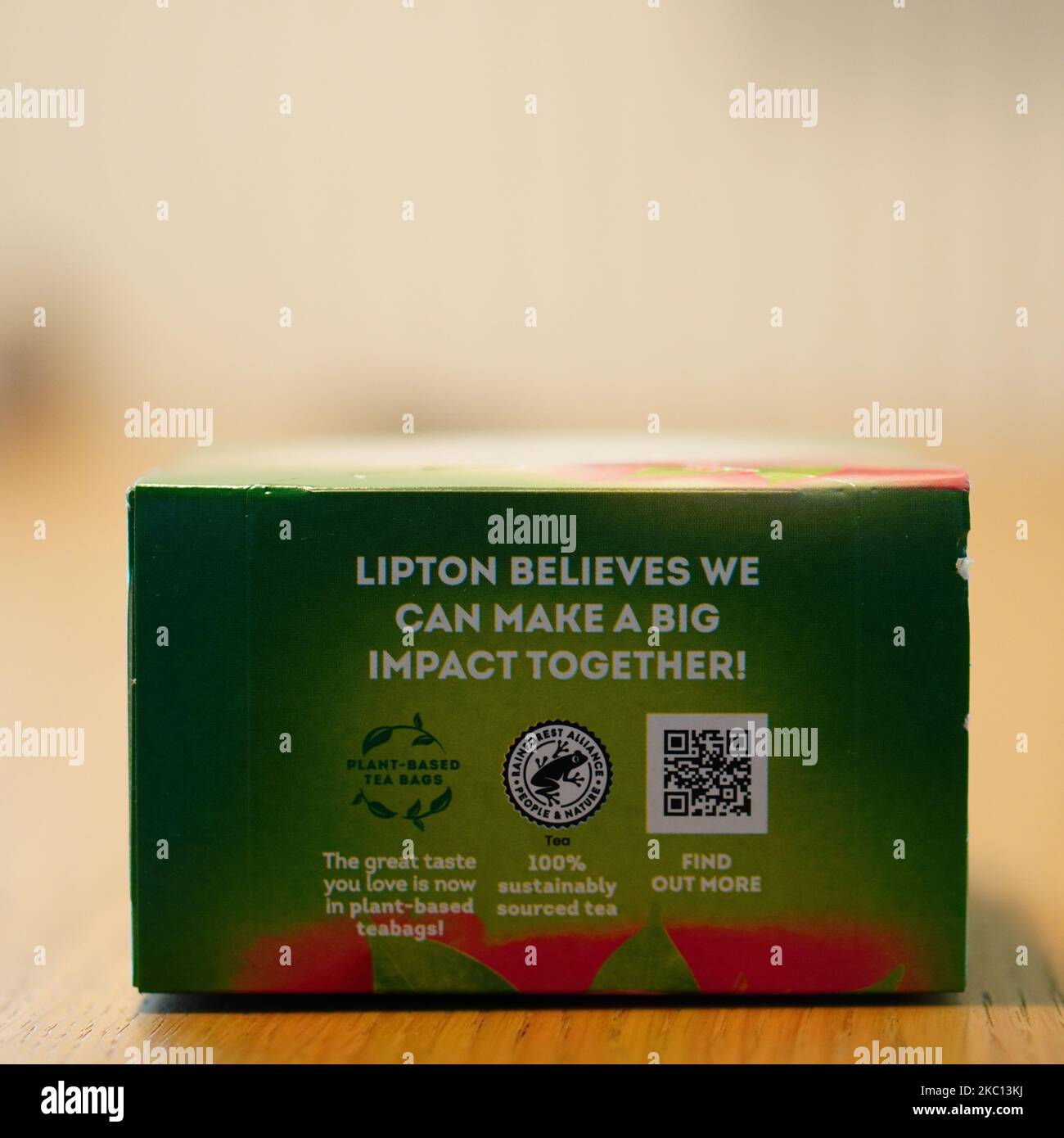 Lipton brand fruit tea in pyramid bags inside a box Stock Photo - Alamy