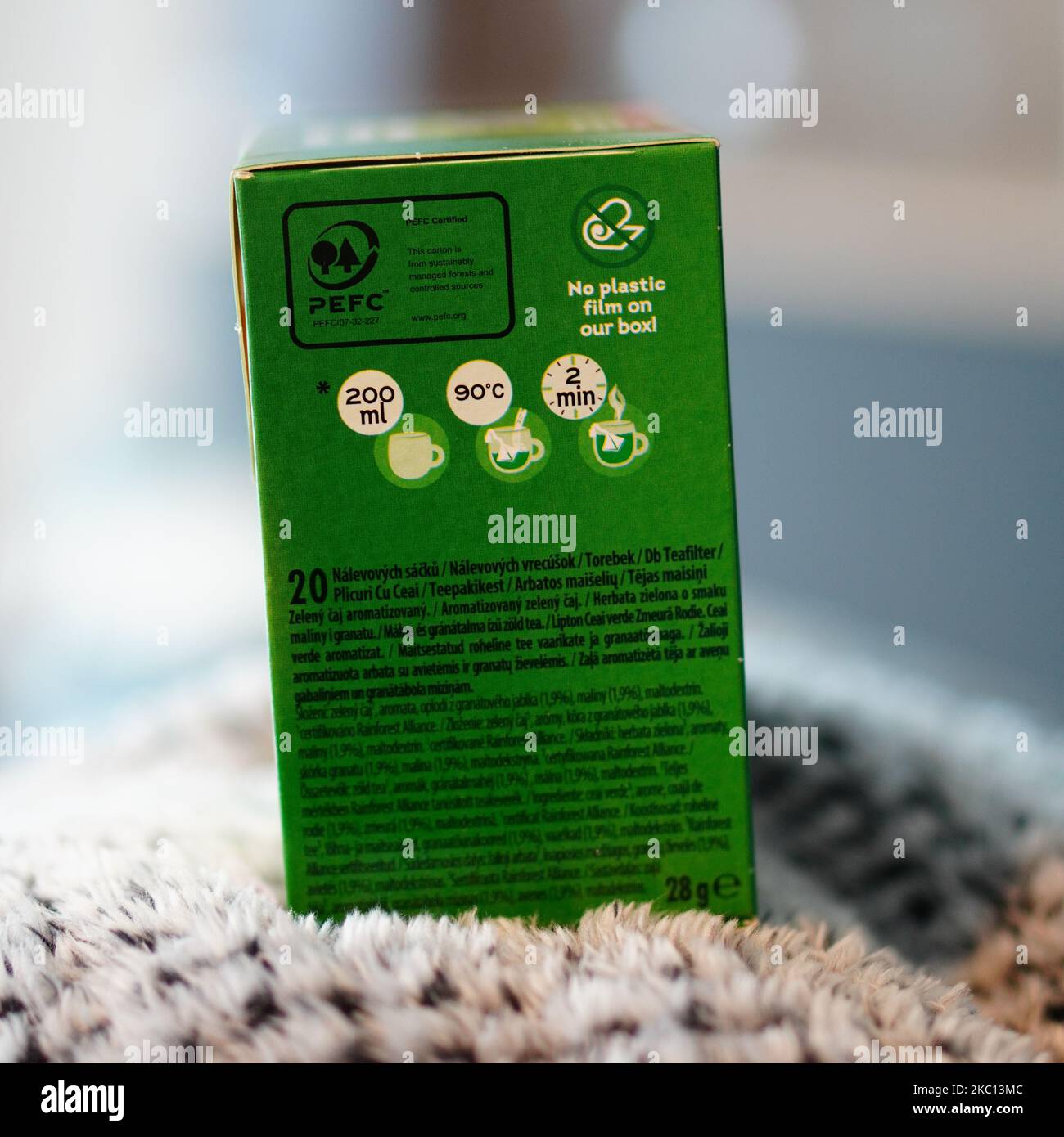 Lipton brand fruit tea in pyramid bags inside a box Stock Photo - Alamy