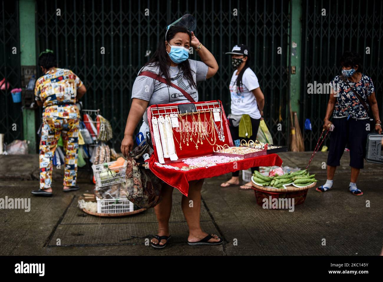 Manila philippines market woman hi-res stock photography and images - Alamy