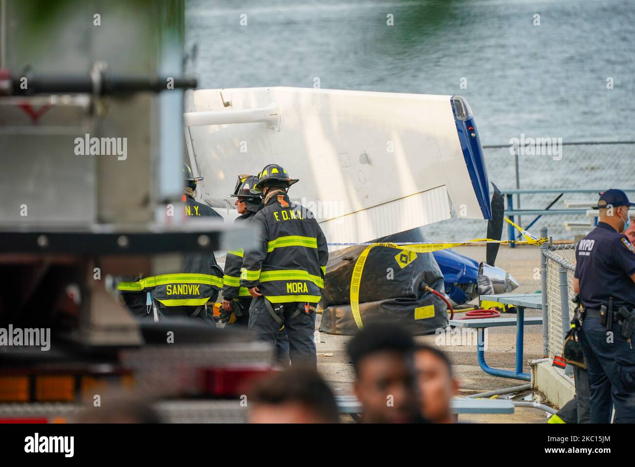 Small plane crash into a pier near Beechhurst Yacht Club in Whitestone ...