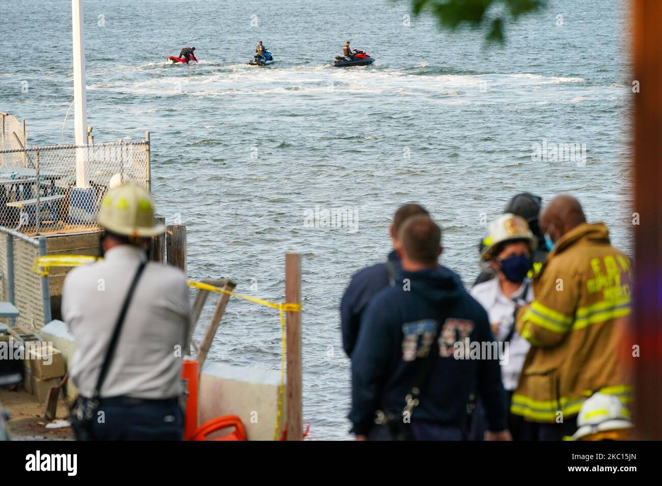 Small plane crash into a pier near Beechhurst Yacht Club in Whitestone ...