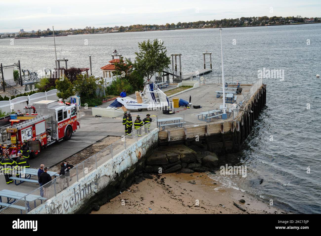 Small plane crash into a pier near Beechhurst Yacht Club in Whitestone ...