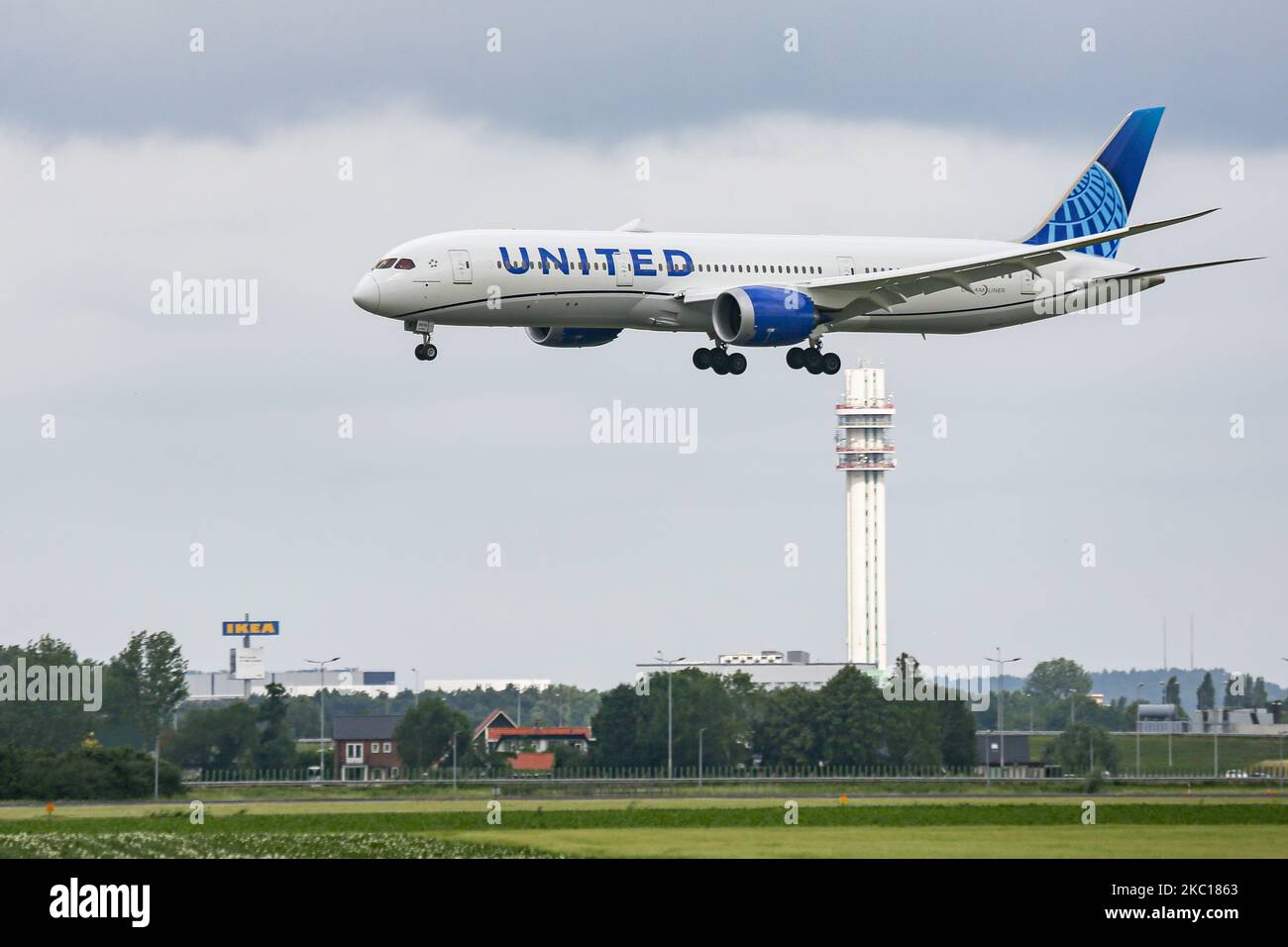 United Airlines Boeing 787-9 Dreamliner aircraft as seen on final ...