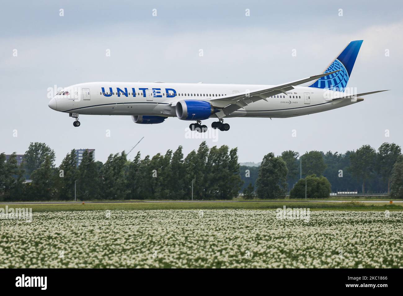 United Airlines Boeing 787-9 Dreamliner aircraft as seen on final ...