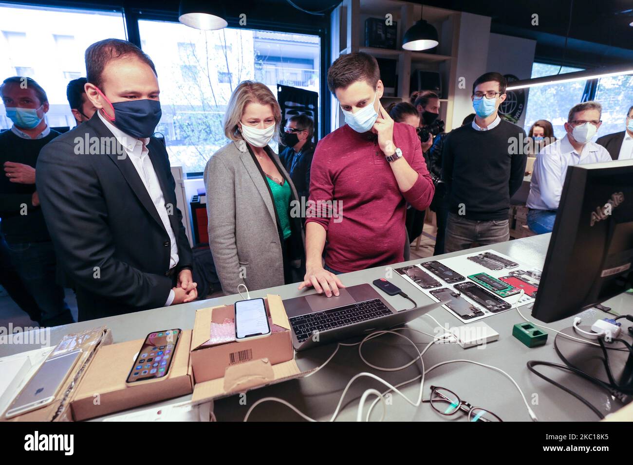 Second hand electronic market hi-res stock photography and images - Alamy