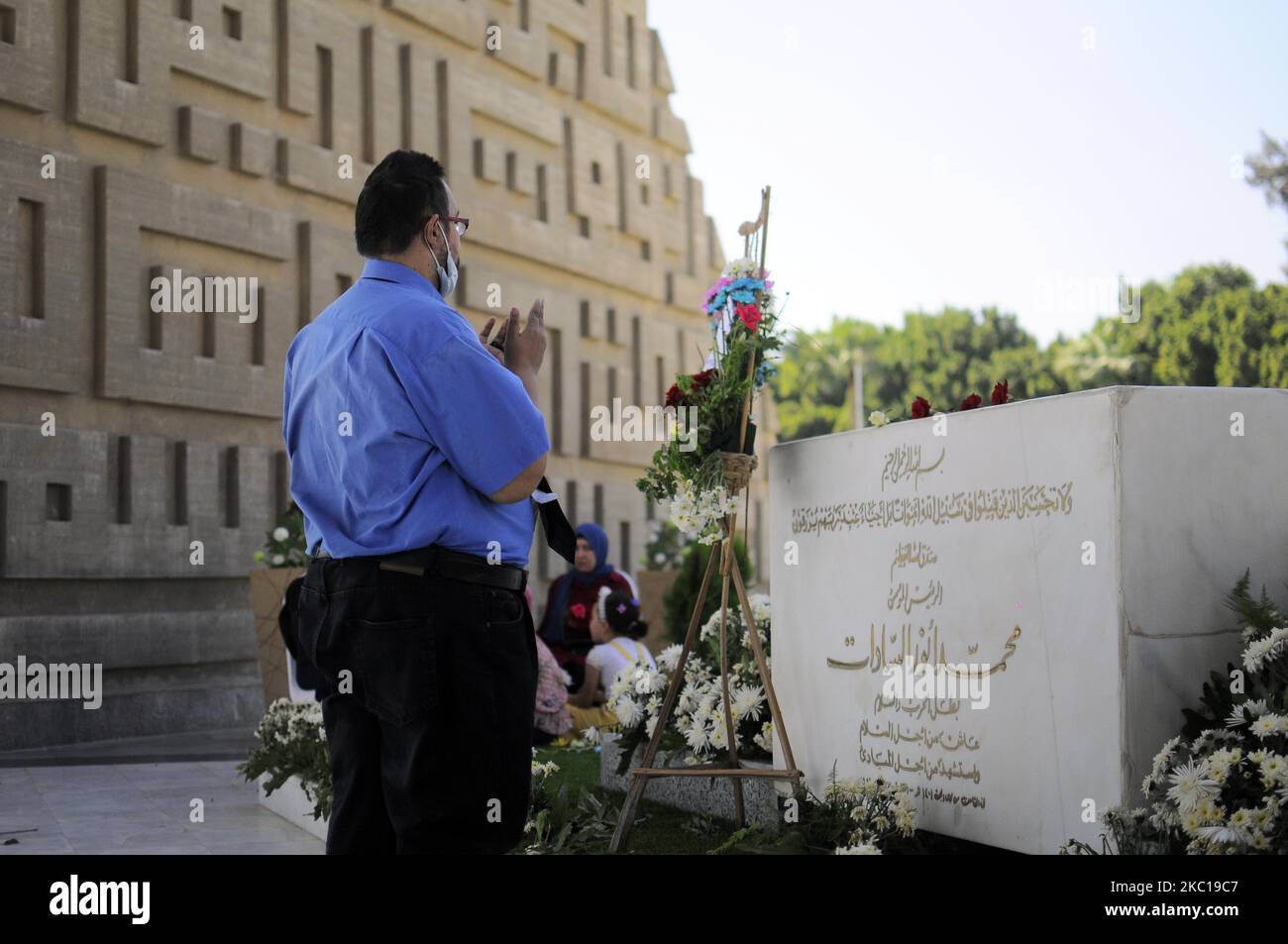 Egyptian Man visit the tomb of assassinated president Anwar Sadat ...