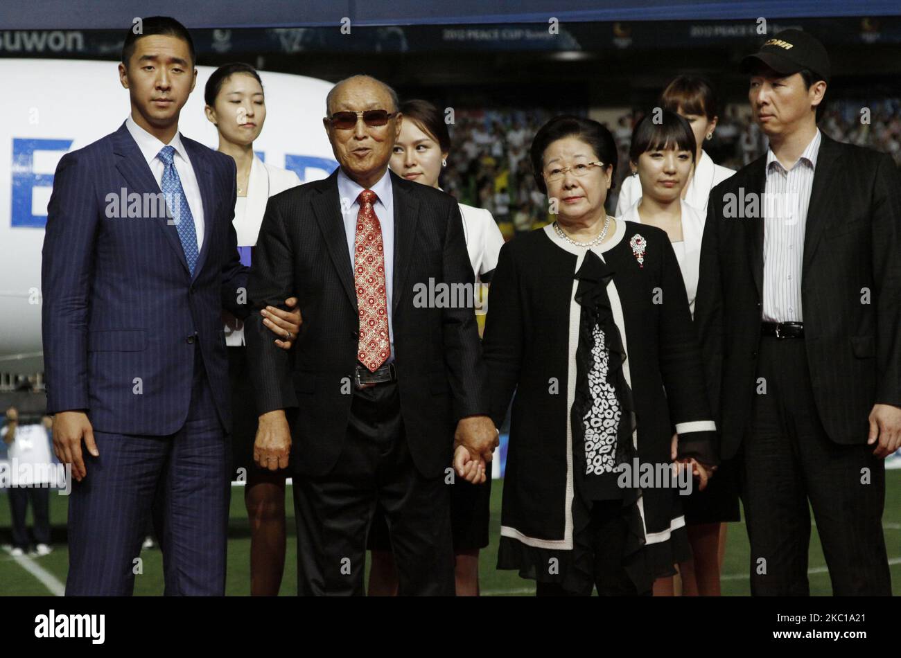 Reverend Moon Sun Myung (L), founder of the Unification Church, and his ...