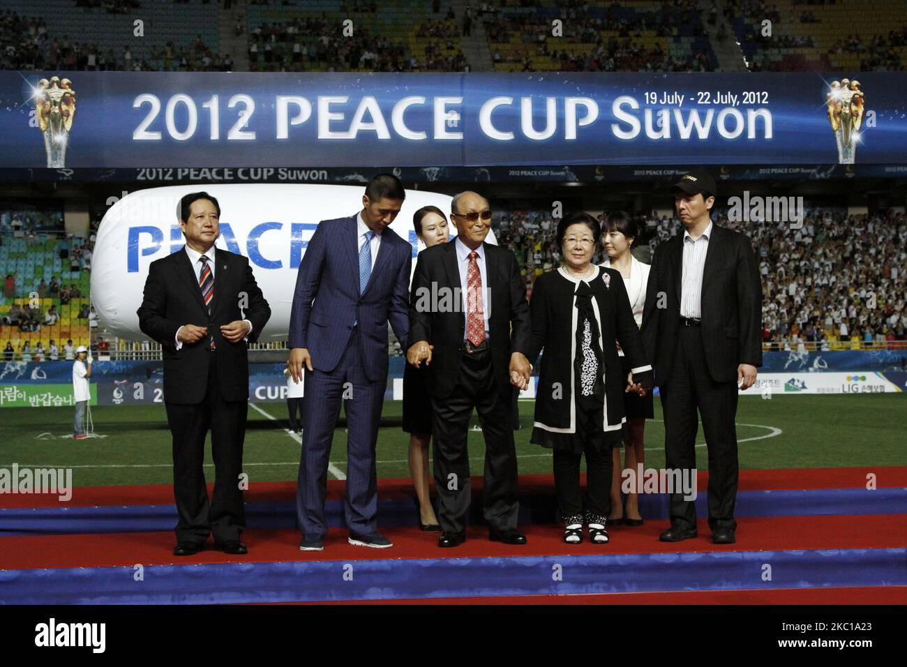 Reverend Moon Sun Myung (L), founder of the Unification Church, and his ...