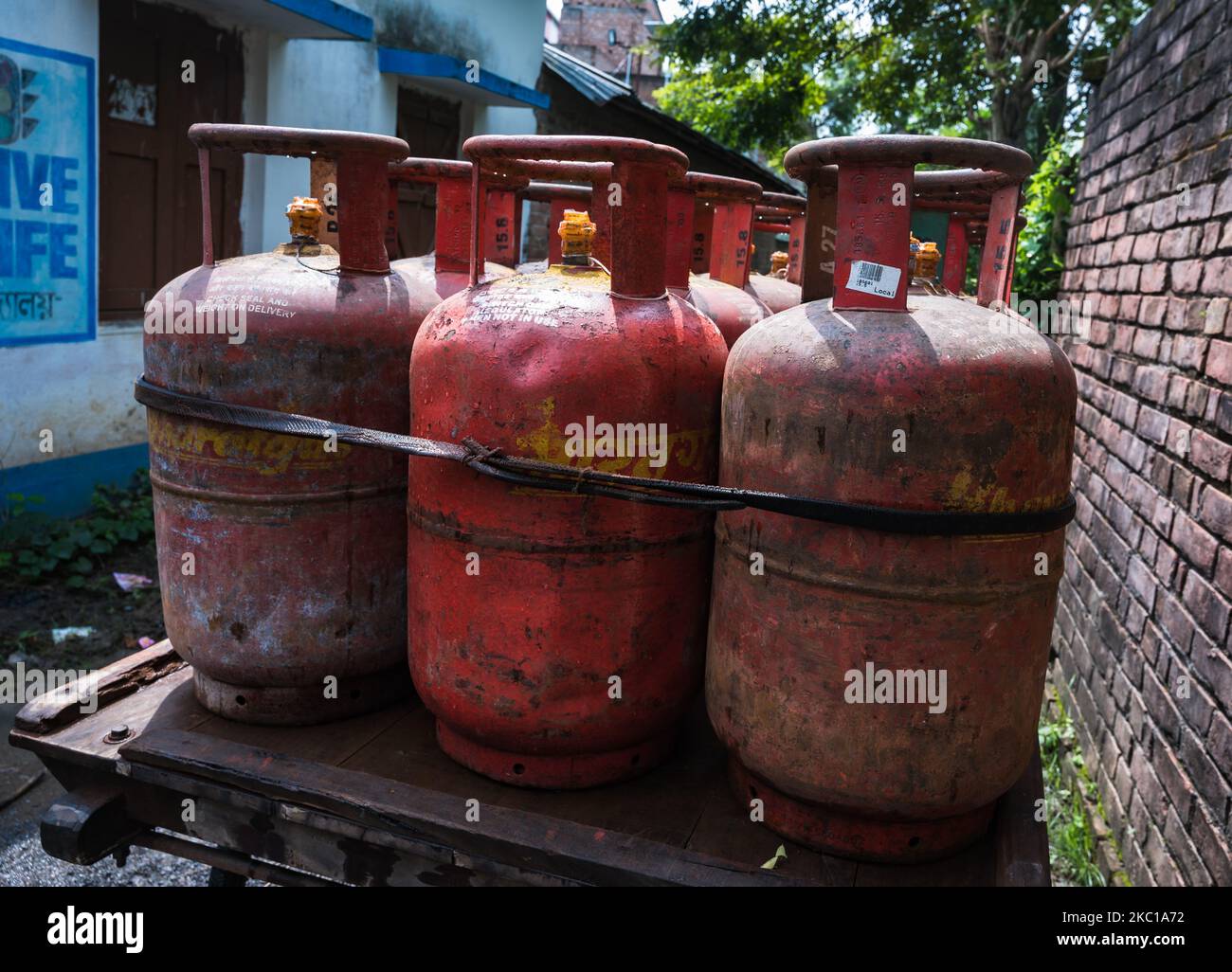 Cooking gas cylindes hi-res stock photography and images - Alamy