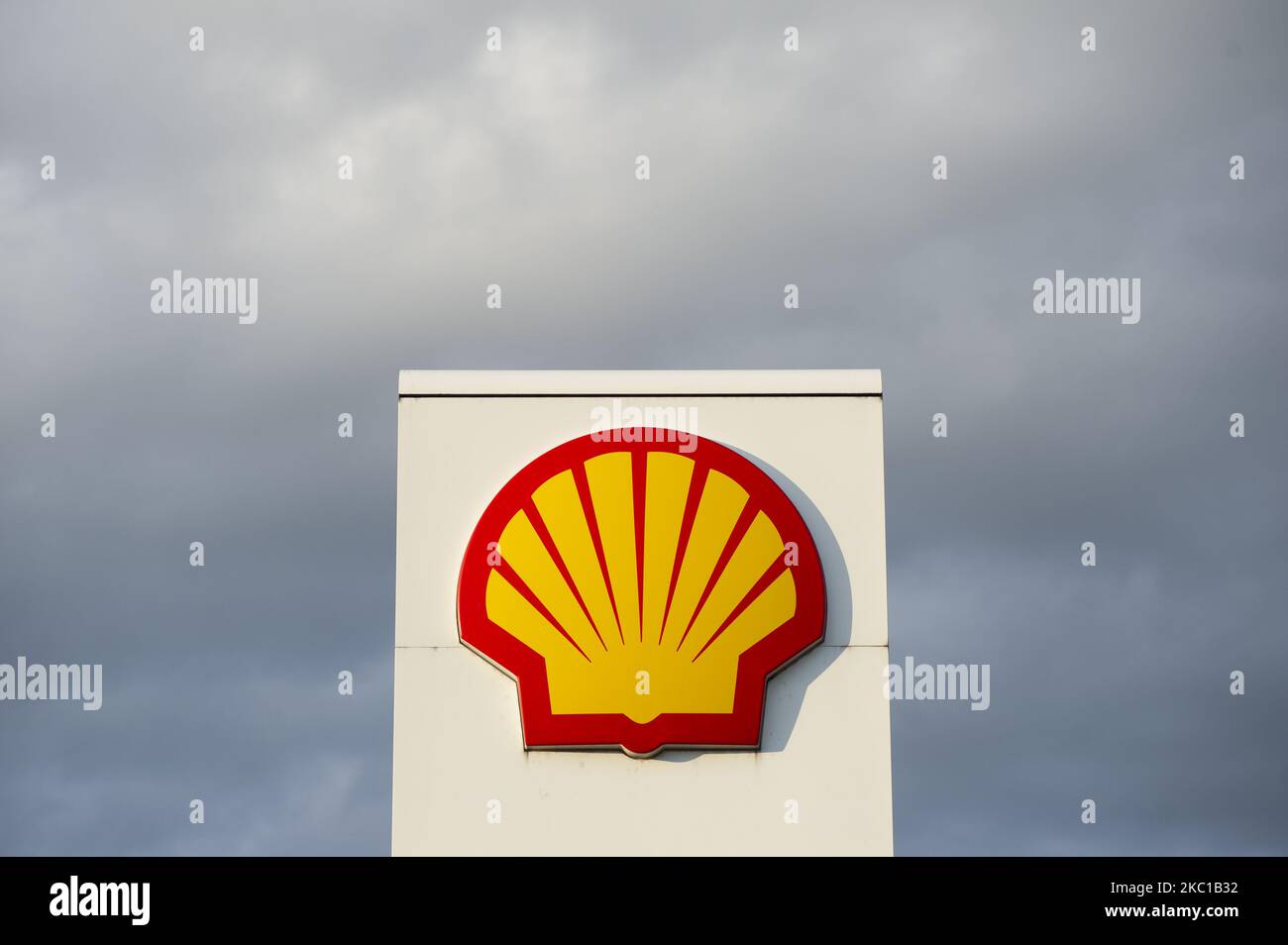 Gas company royal dutch shell plc sign hi-res stock photography and ...