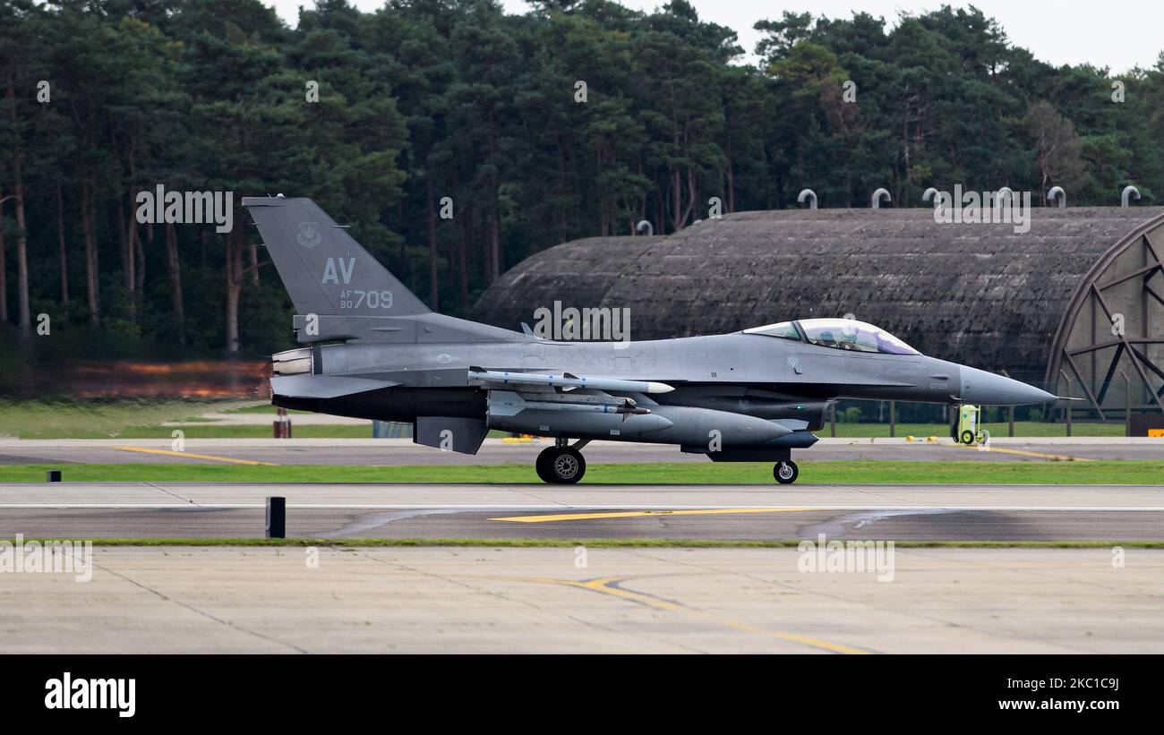 Av 90 709 u s air force general dynamics f 16 fighting falcon hi-res ...
