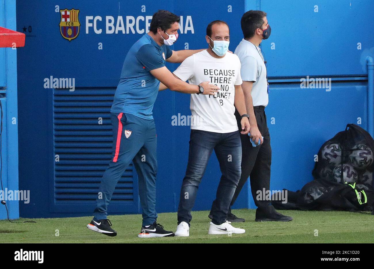 Lluis Cortes and Cristian Toro during the match between FC Barcelona ...