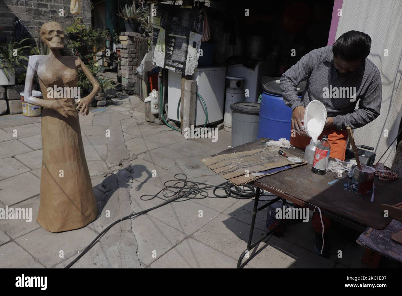 Ramón Vázquez, artisan, prepares 100% paint and tiner to paint a ...
