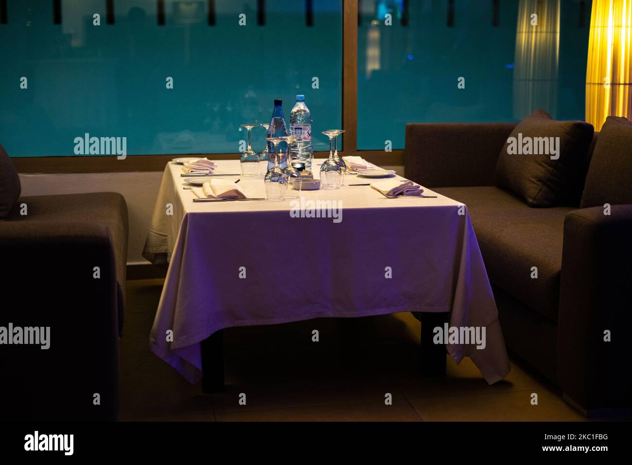 Set clean dishware wineglasses hi-res stock photography and images - Alamy