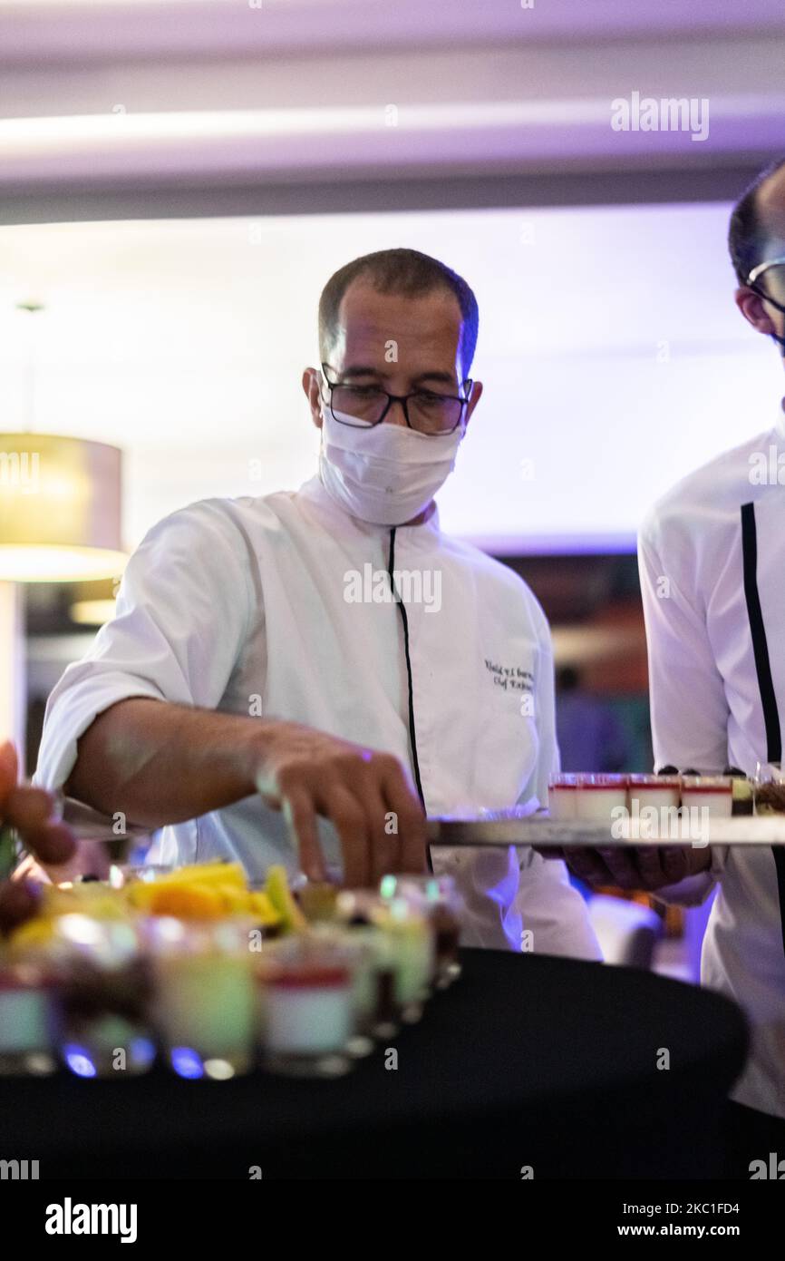 A chef adding dessert to the buffet table in a hotel Stock Photo - Alamy