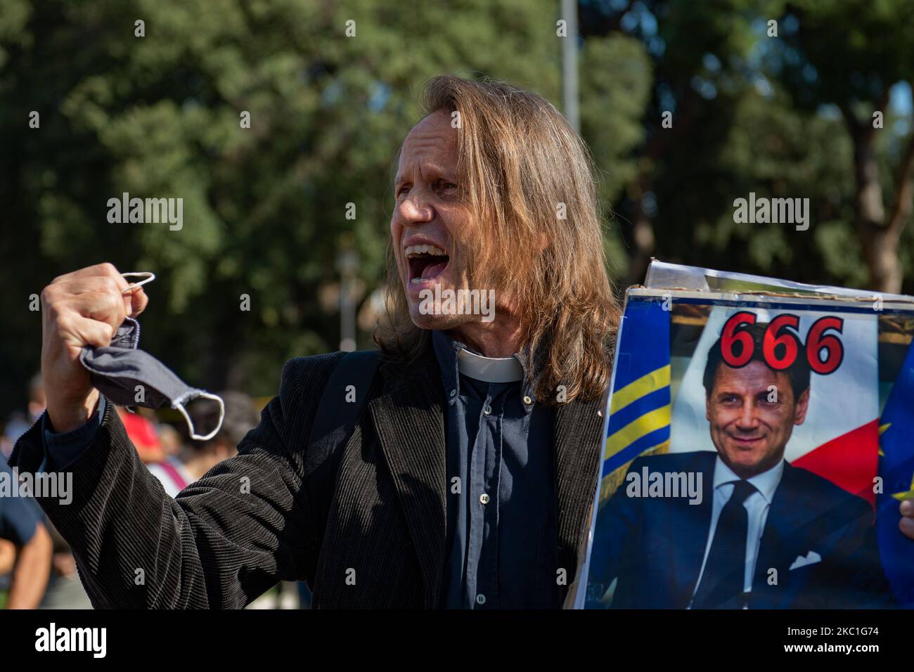 The Italian sovereignists protest against the use of masks and 5G, with ...