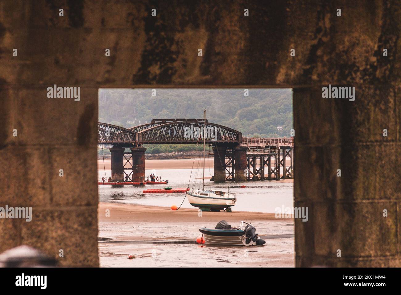 Bridge frame hi-res stock photography and images - Alamy