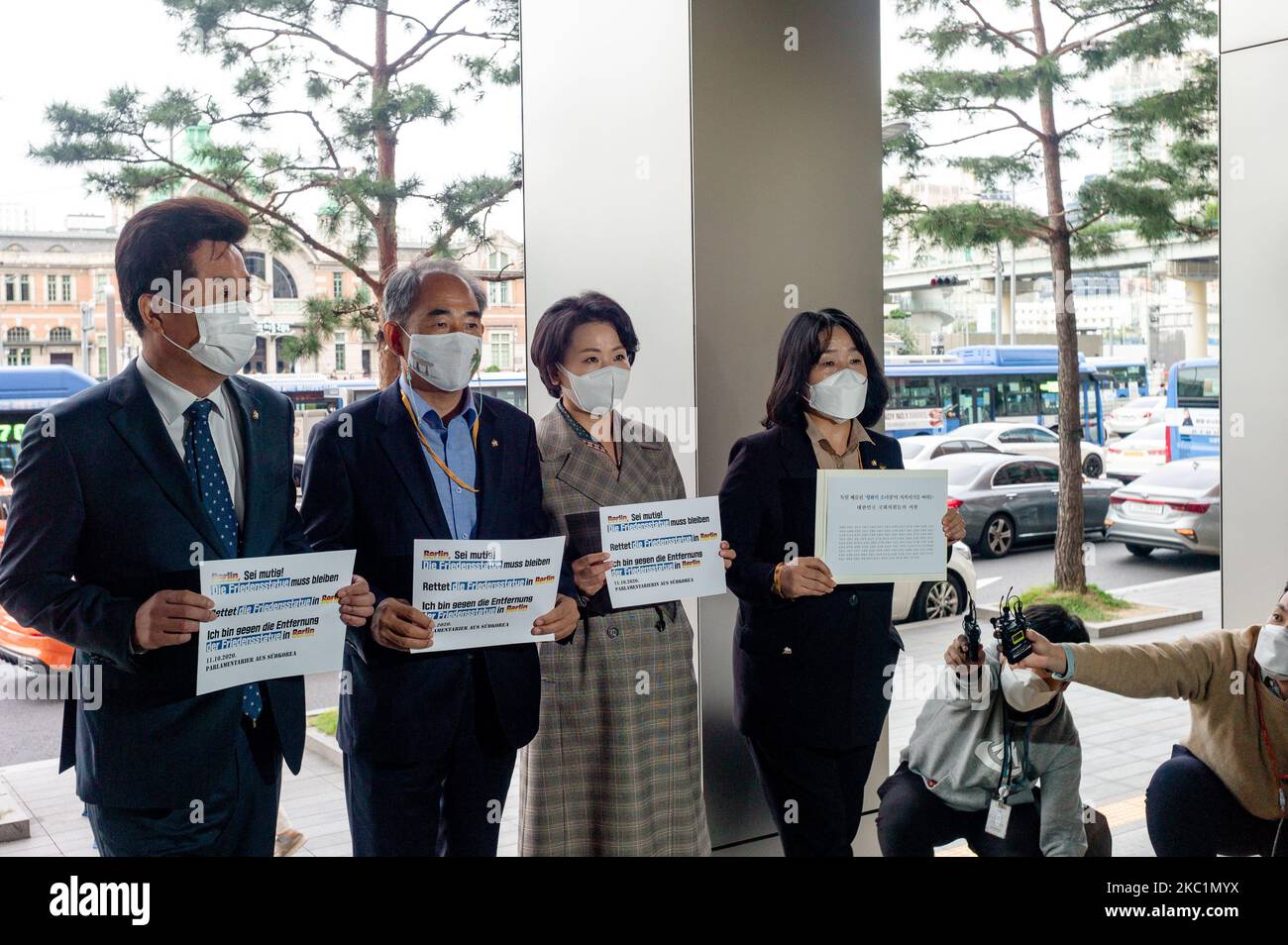(from left) Members parliament of the Democratic Party, Lee Kyu-min ...