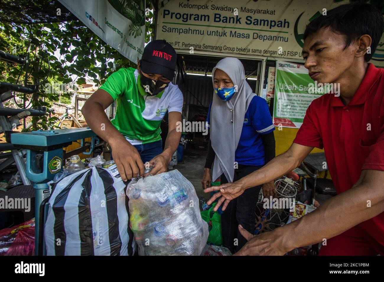 Women open bank accounts hi-res stock photography and images - Alamy