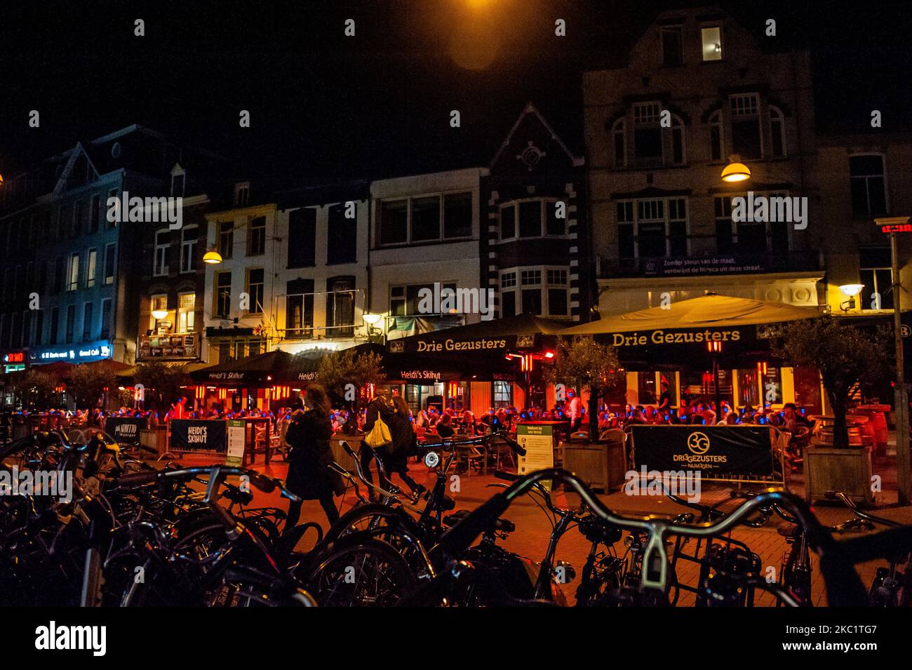 Hundreds of people are enjoying the terraces of the bars and pubs ...