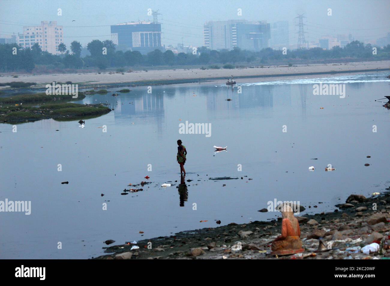 Bank of polluted yamuna river hi-res stock photography and images - Alamy