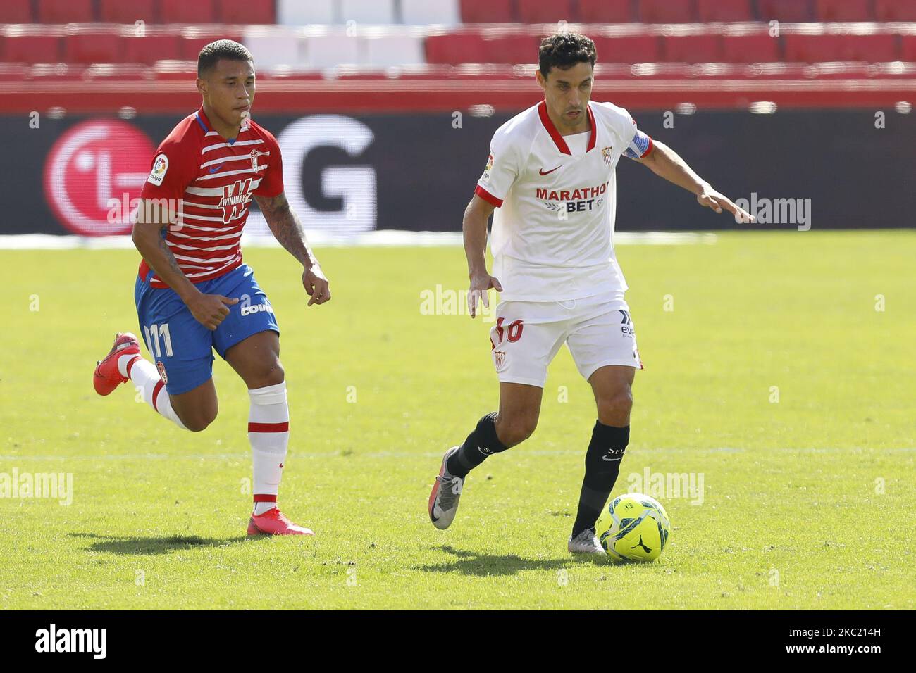 Darwin Machis, of Granada CF and Jesus Navas, of Sevilla FC during the ...