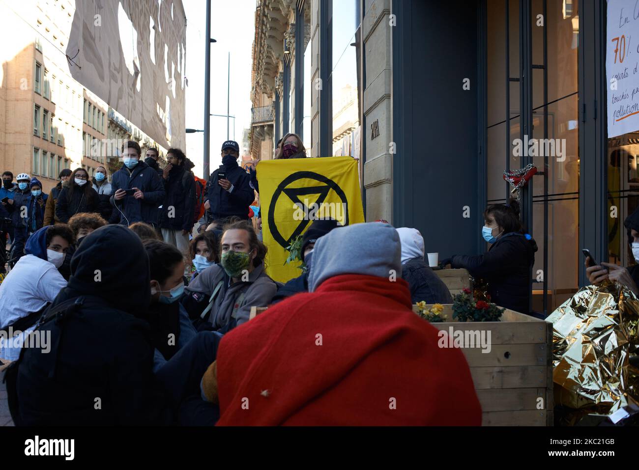 Activists chained to the entrance doors 'of the Zara shop. Members and ...