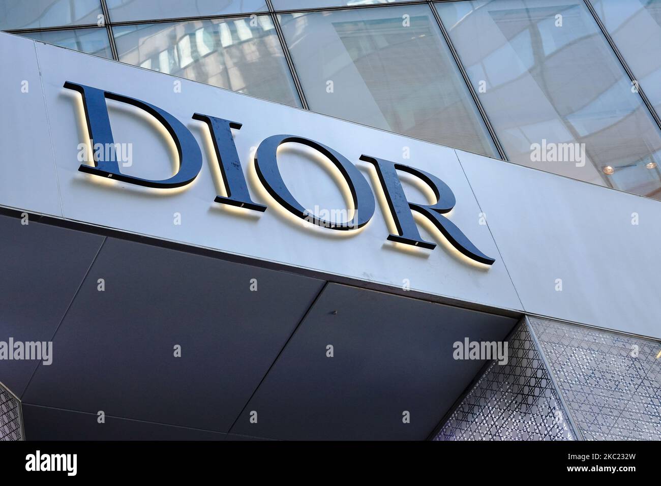 Dior flagship store hi-res stock photography and images - Alamy